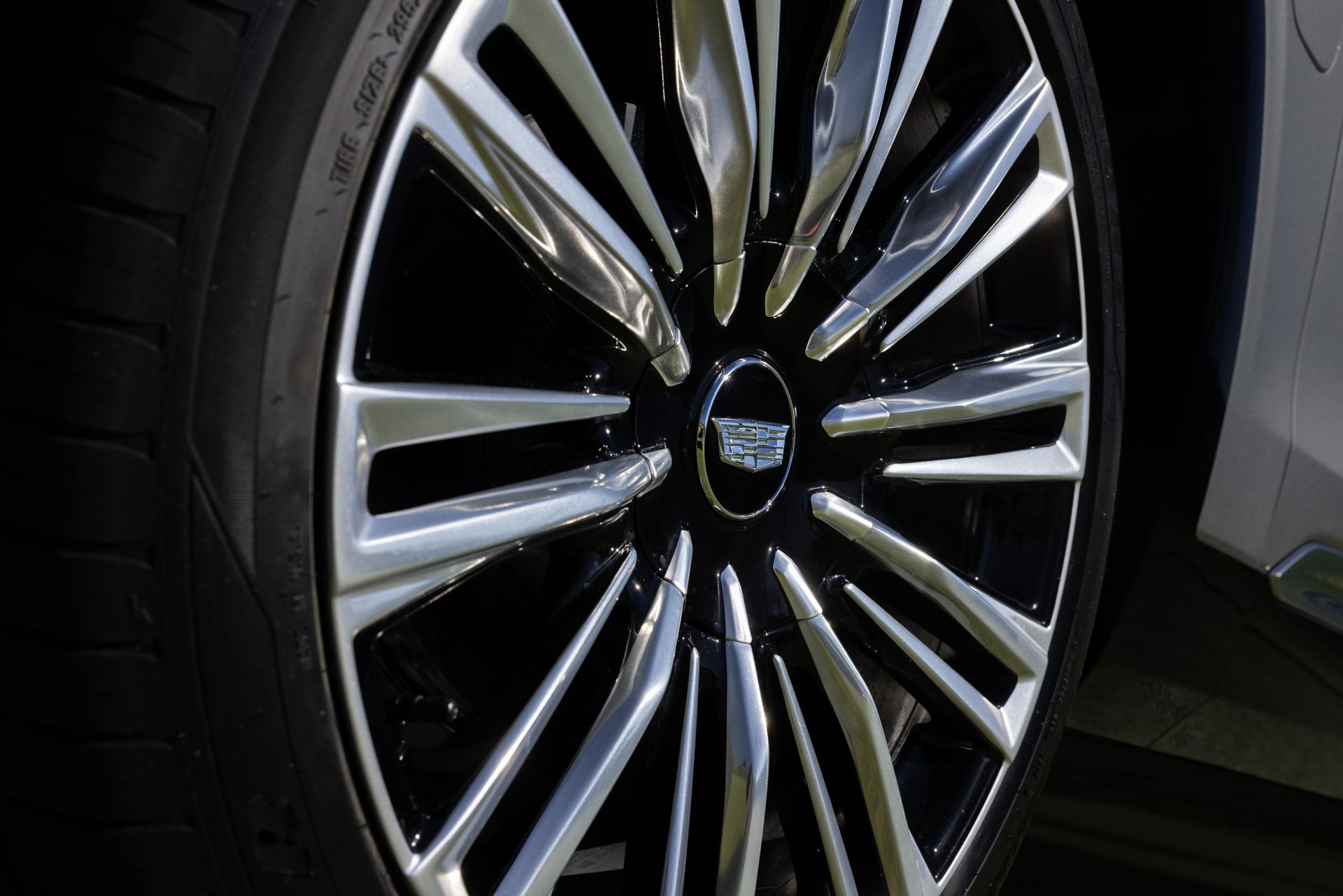 Cadillac Introduces the 2026 VISTIQ EV SUV - Gearhead Daily