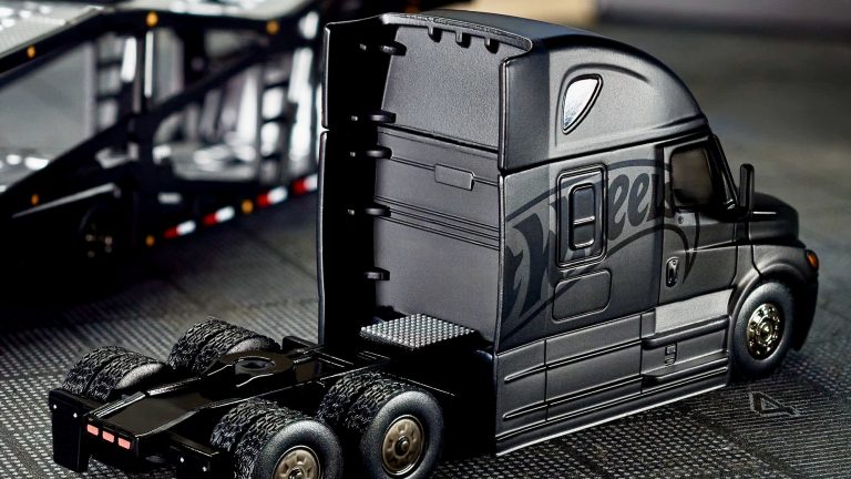 Hot Wheels Elite 64 Freightliner Cascadia